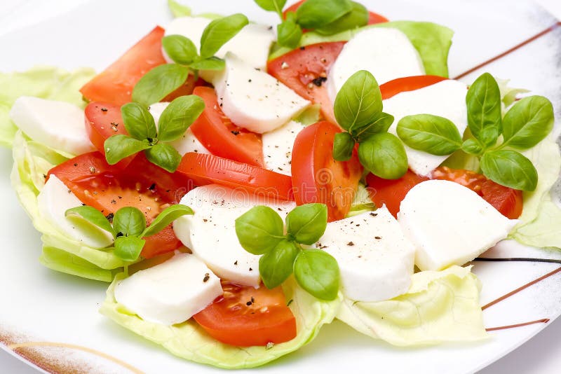 Salat Mit Mozzarella Und Tomaten Stockbild - Bild von salat, kräuter ...