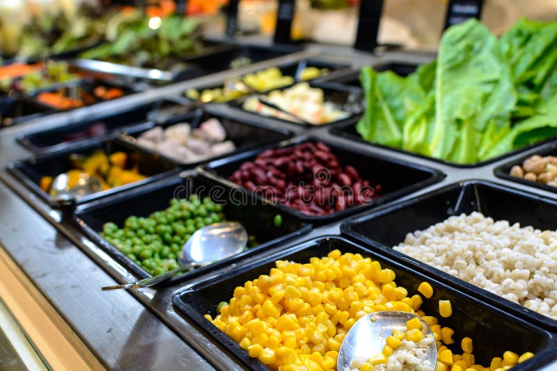 Salatbar im Supermarkt stockfoto. Bild von pfeffer, kopfsalat - 60365250