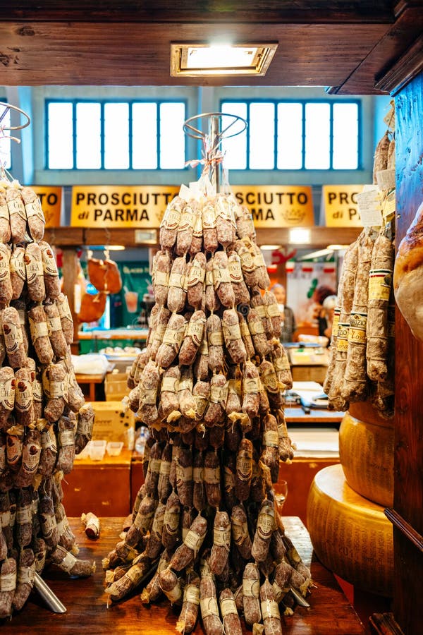 Salchicha Italiana En Windowshop Foto editorial - Imagen de delicioso ...