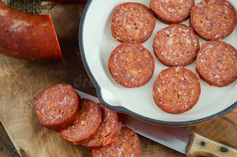 Salchicha Turca Sucuk En El Sartén Para El Desayuno Imagen de archivo ...
