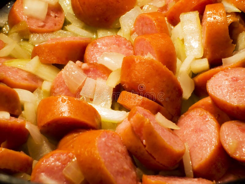 Salchicha y cebollas imagen de archivo. Imagen de sano - 1436041