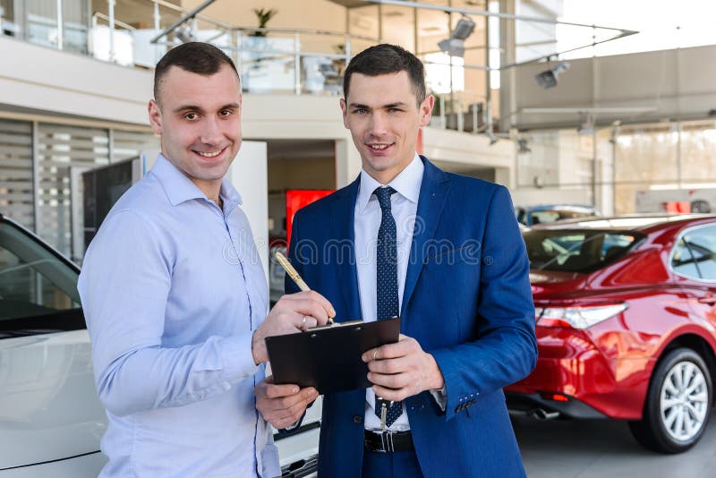 Salesman Working with Client in Showroom, Car Buy Operation 库存照片 - 图片 ...