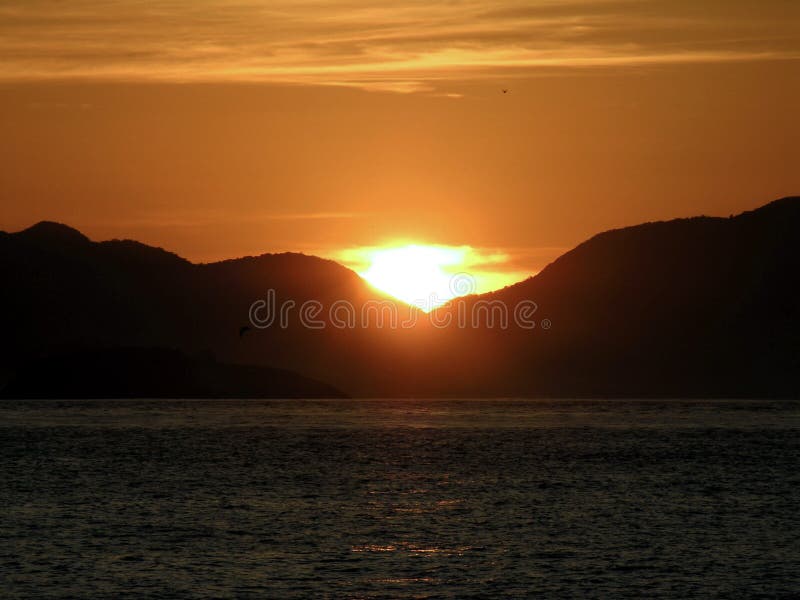 Salida del sol foto de archivo. Imagen de sunset, agua - 609868