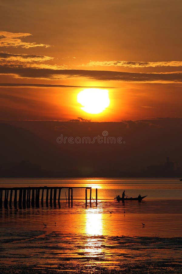 Salida del sol imagen de archivo. Imagen de cielo, pesca - 8247553