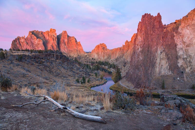 Smith Rock State Park - Cara Del Mono Imagen de archivo - Imagen de ...