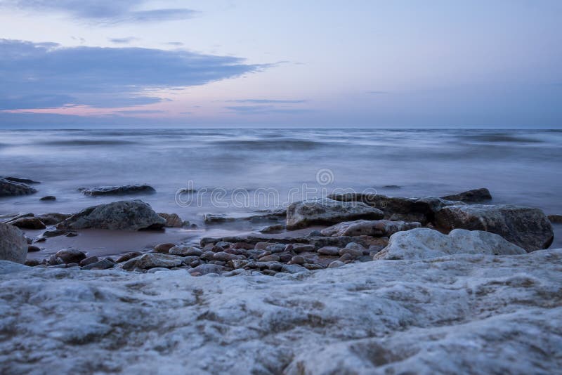 Salida Del Sol Del Verano Sobre Un Pebble Beach Foto de archivo ...