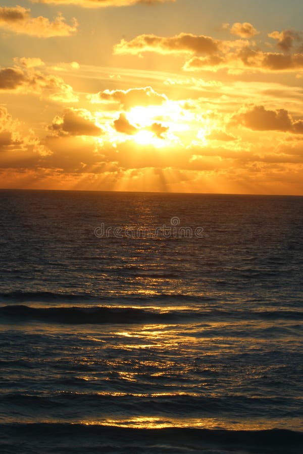 Salida del sol en Cancun imagen de archivo. Imagen de temprano - 72208431