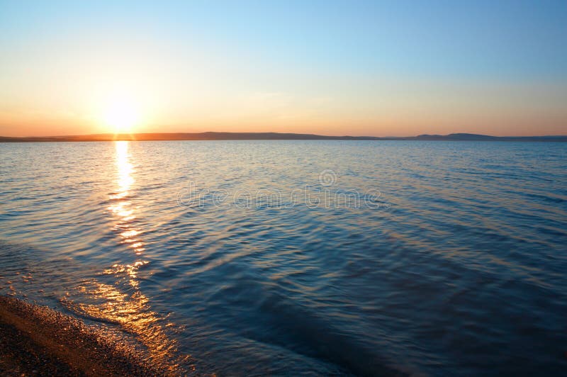 Salida Del Sol En El Agua Azul Imagen de archivo - Imagen de cubo, agua ...