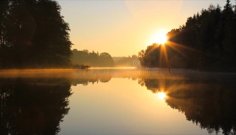Salida del sol en el lago foto de archivo. Imagen de rayo - 44978556