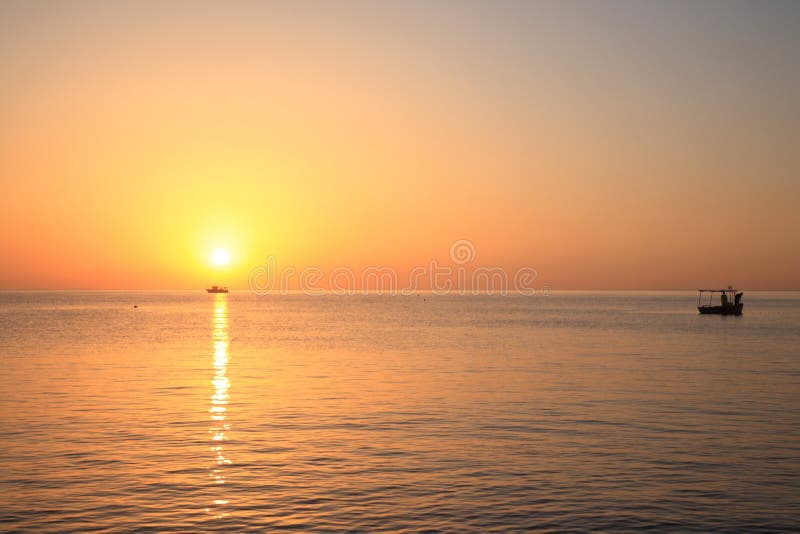 Salida del sol en el mar. foto de archivo. Imagen de sunbeam - 16527162