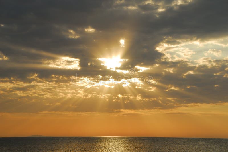 Salida del sol en el mar imagen de archivo. Imagen de oscuridad - 3102839