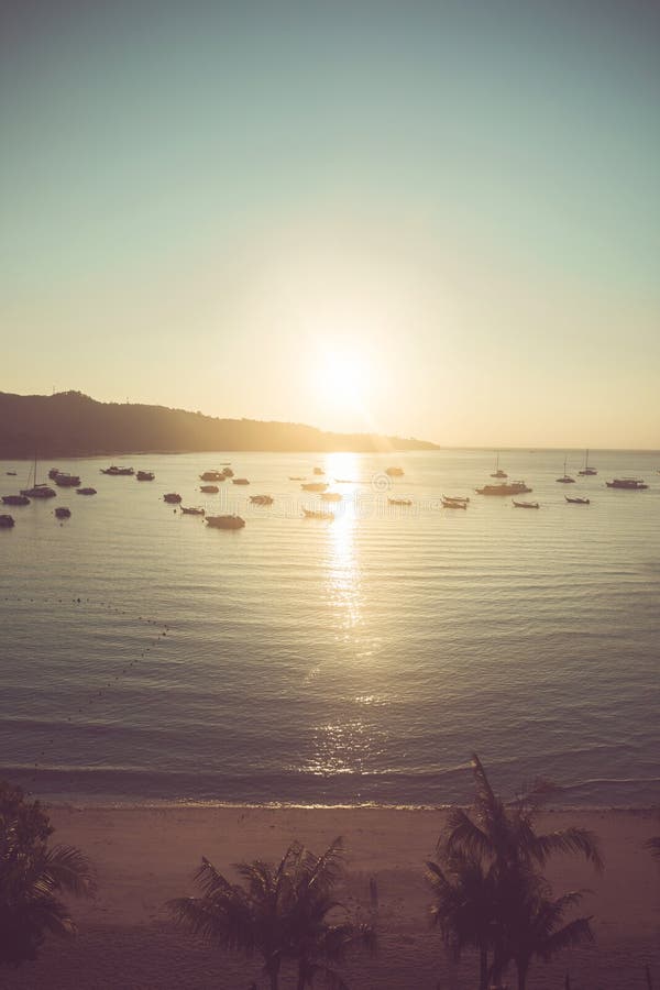 Salida Del Sol En El Mar Con El Barco Foto de archivo - Imagen de arena ...