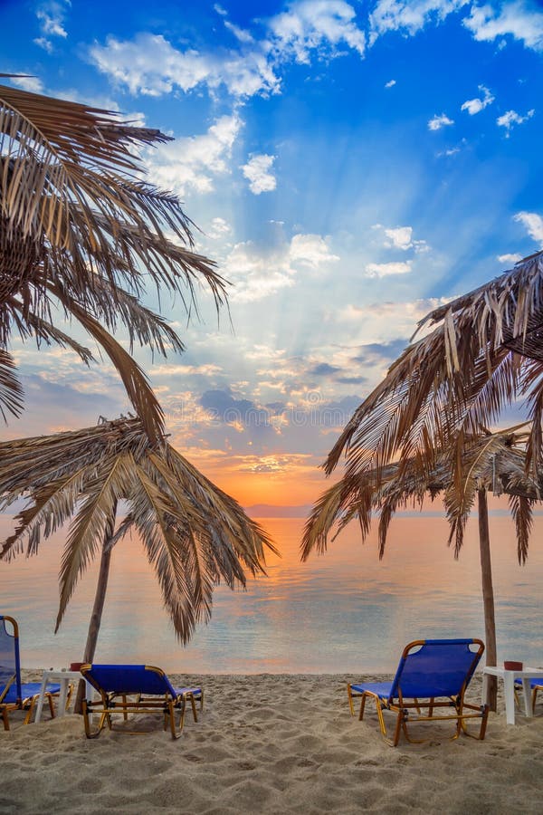 Salida Del Sol Viva En Una Playa Arenosa Hermosa Con La Sombrilla Foto ...