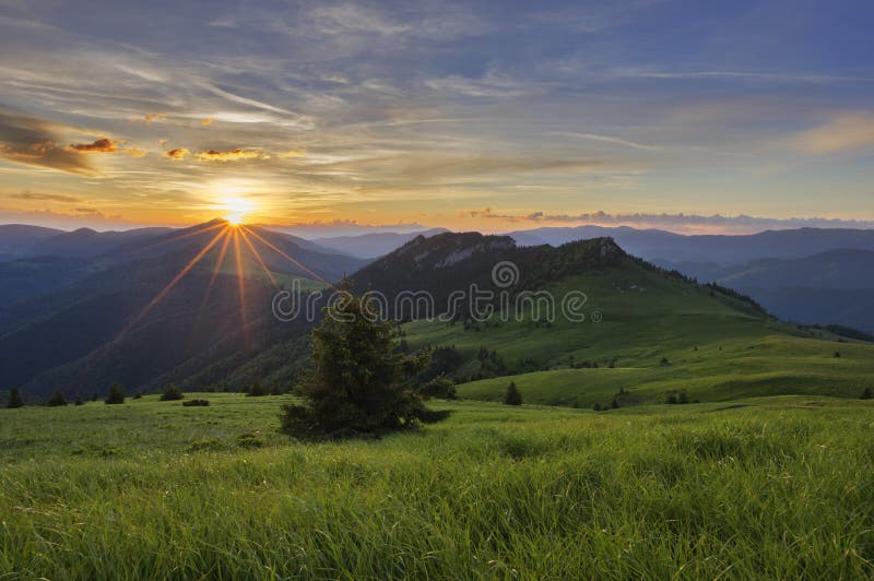 Salida Del Sol En Velka Fatra Foto de archivo - Imagen de parque ...