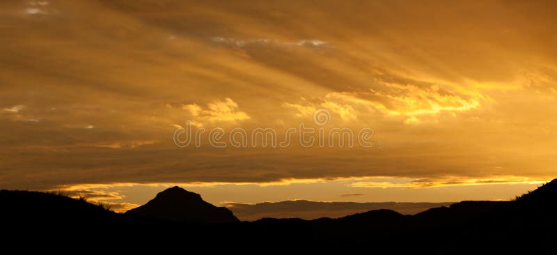 Salida Del Sol Grande De La Curva Foto de archivo - Imagen de rotura ...