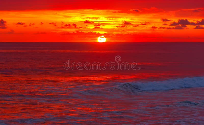 Salida Del Sol Hermosa Sobre El Mar Tranquilo Reservado Imagen de ...