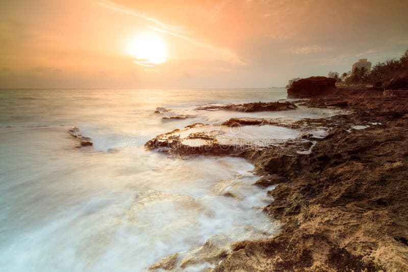 Costa De Puerto Rico De La Salida Del Sol Foto de archivo - Imagen de ...