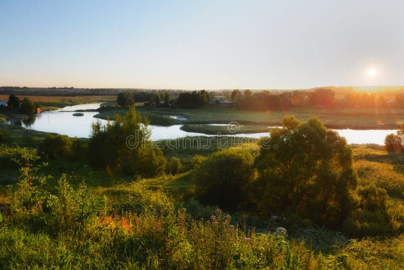 Salida Del Sol Sobre Campos Y El Río Foto de archivo - Imagen de ...