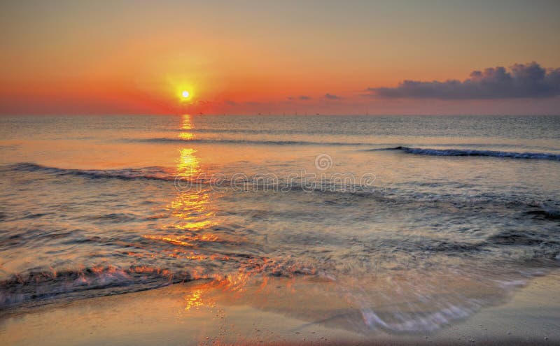 Salida Del Sol Sobre El Mar Imagen de archivo - Imagen de azul, nublado ...