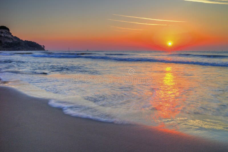 Salida Del Sol Sobre El Mar Y La Orilla Rocosa Imagen de archivo ...