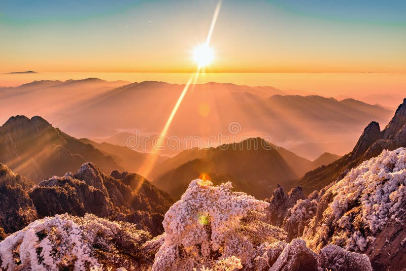 Salida Del Sol Sobre Los Picos Del Parque Nacional De Huangshan Imagen ...