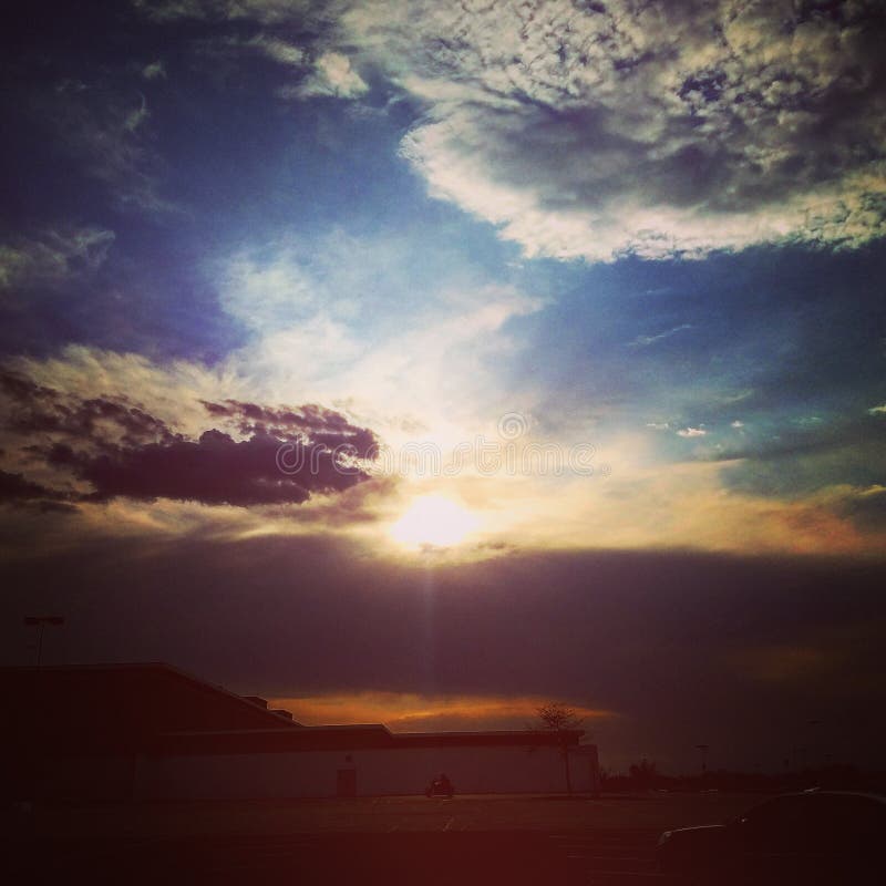 Salida del sol temprana foto de archivo. Imagen de subida - 118282952