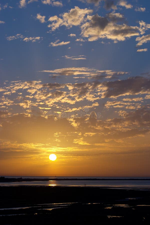 Salidas Del Sol Y Puesta Del Sol Imagen de archivo - Imagen de cielo ...