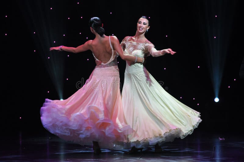 Salle de bal de valse image stock éditorial. Image du action - 43572099