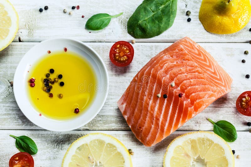 Salmon Fillet on una tabla imagen de archivo. Imagen de placa - 117790927