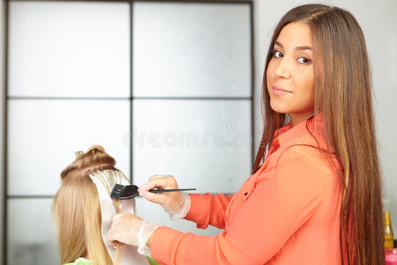 Salon De Coiffure. Coloration. Photo stock - Image du salon, regarder ...