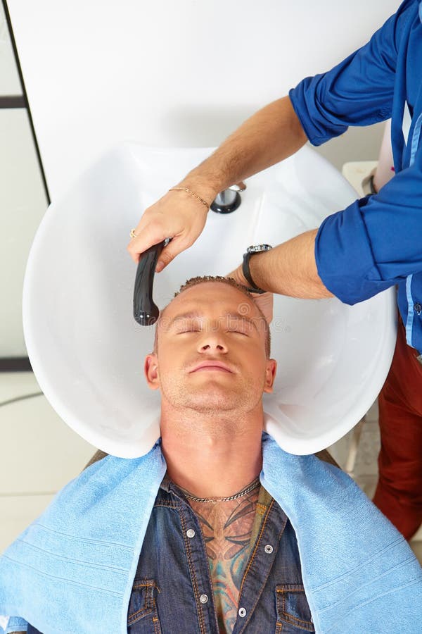 Salon De Coiffure. Lavage Avec Le Shampooing. Image stock - Image du ...