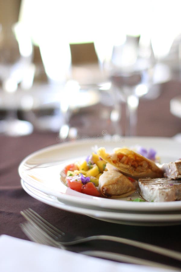 Salsa Da Manga Do Bife De Atum Do Bonito Do Restaurante Foto de Stock ...