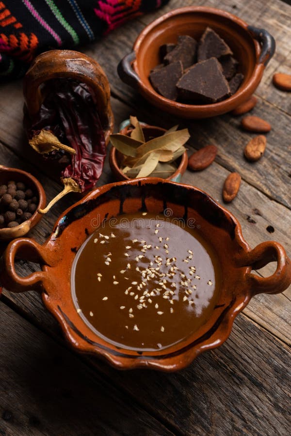 Salsa De Mole Mexicana Sobre Fondo De Madera Imagen de archivo - Imagen ...