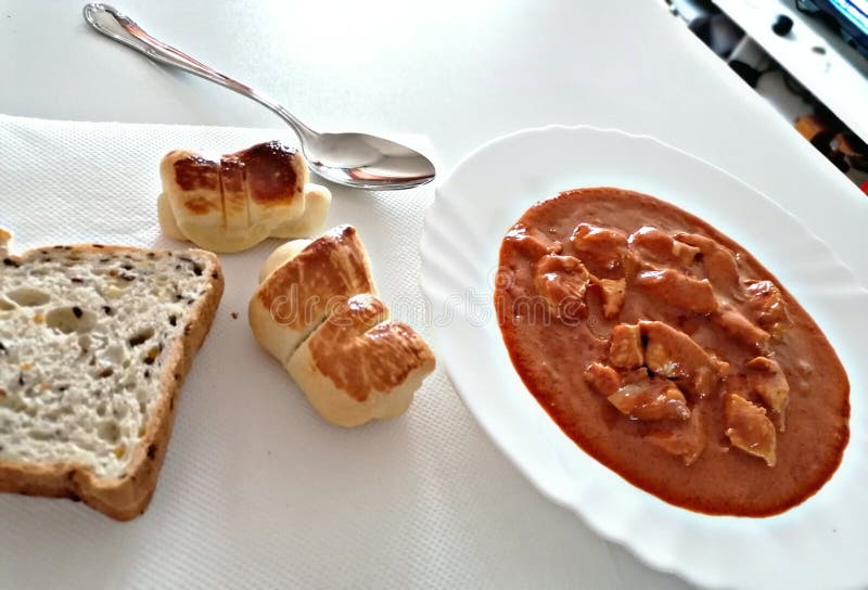Salsa De Pollo En Un Cuenco Blanco Con Algo De Pan Imagen de archivo ...