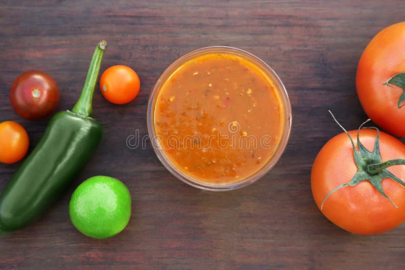 Salsa De Salsa Sabrosa E Ingredientes Sobre Mesa De Madera Lastra Foto ...