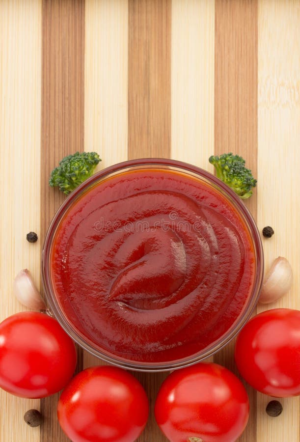 Salsa De Tomate En Tabla De Cortar Imagen de archivo - Imagen de blanco ...