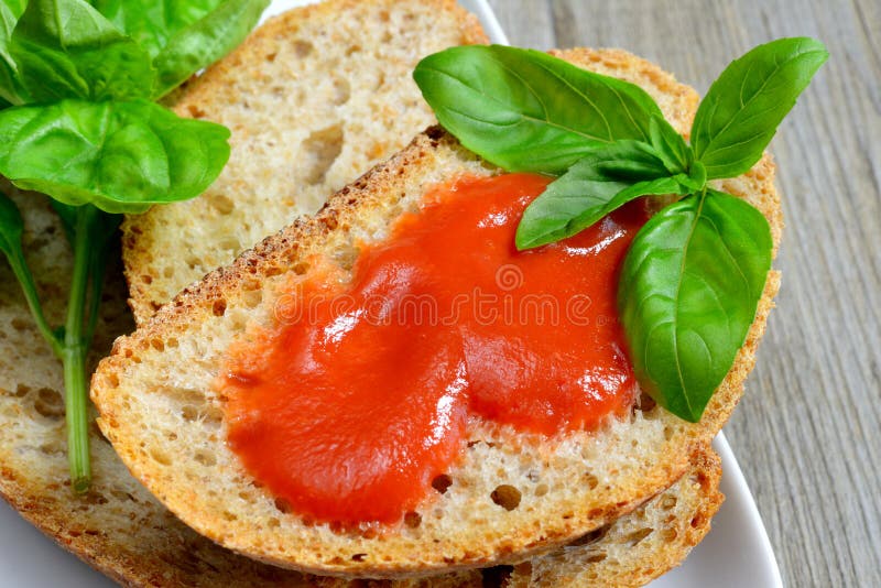 Salsa del pan y de tomate imagen de archivo. Imagen de rebanada - 35948037