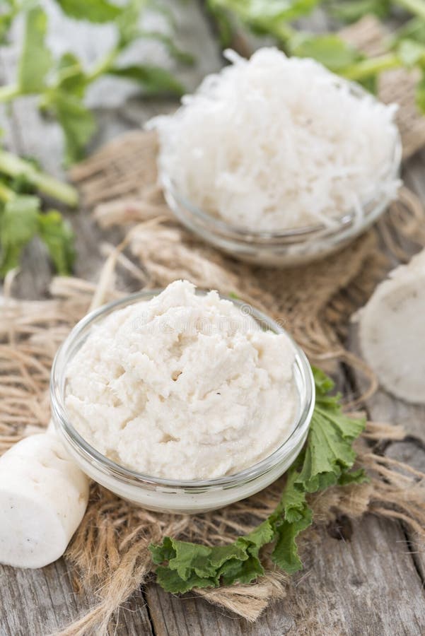 Salsa Di Rafano in Piccola Ciotola Immagine Stock - Immagine di vista ...