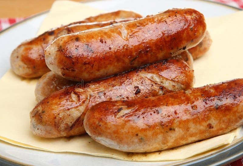 Salsicce cotte sul piatto immagine stock. Immagine di barbecue - 33620667