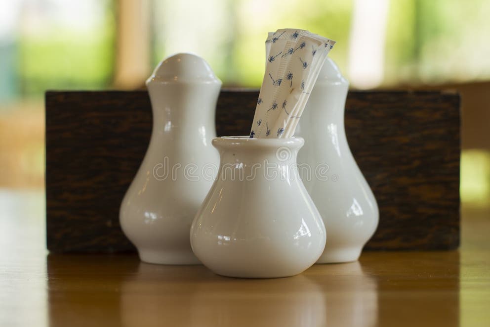 Salt-cellar Och Peppra-caster Arkivfoto - Bild av tomt, kryddor: 27253604