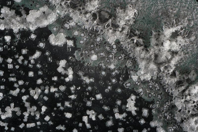 Salt kristall i mikroskop fotografering för bildbyråer. Bild av lösning ...
