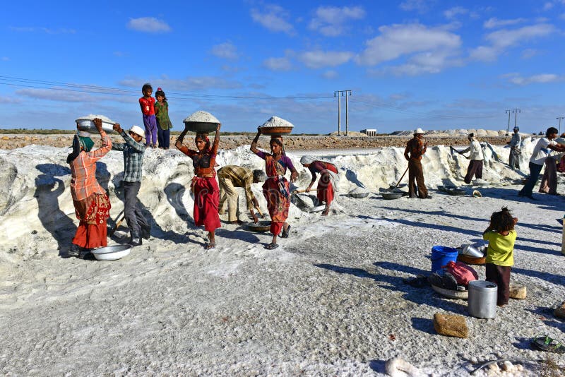 Salt Worker in India editorial photography. Image of gujarat - 39610397