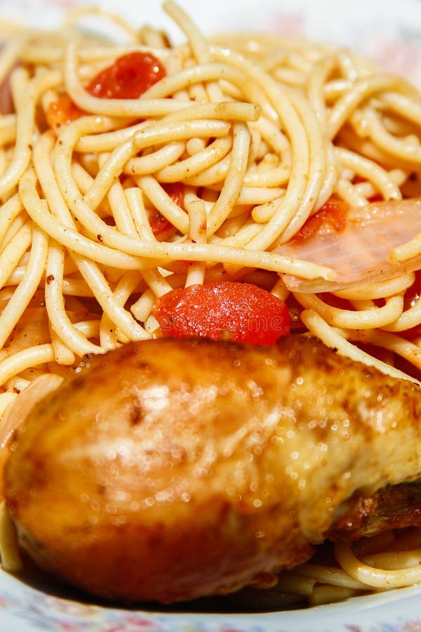 Plato De Tallarin Saltado Un Popular Revolver Peruano Fideos Fritos Con ...