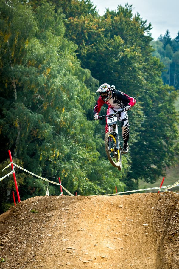 Salti In Cielo Su Un Mountain Bike Immagine Editoriale - Immagine di ...
