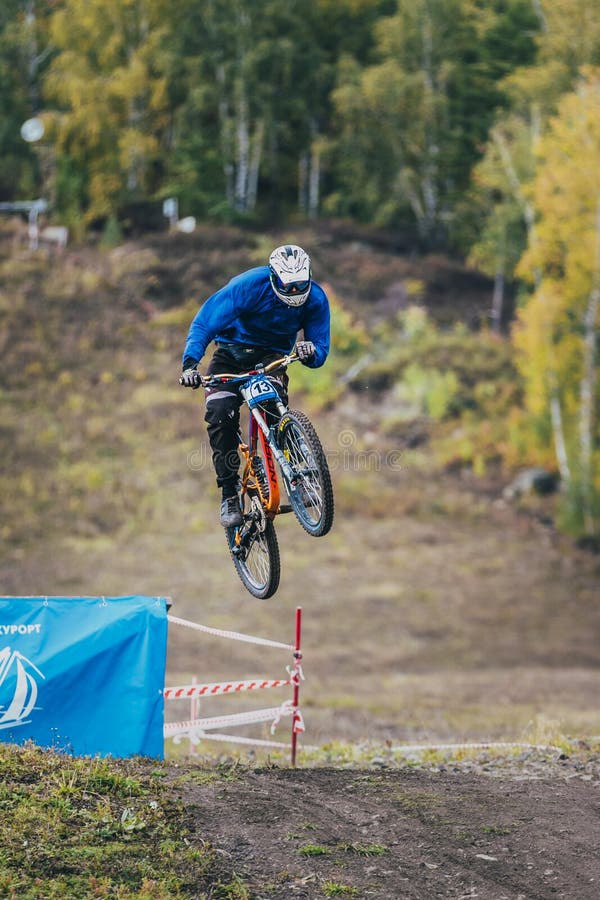 Salti Con Una Bici Di Montagna Immagine Stock - Immagine di biking ...