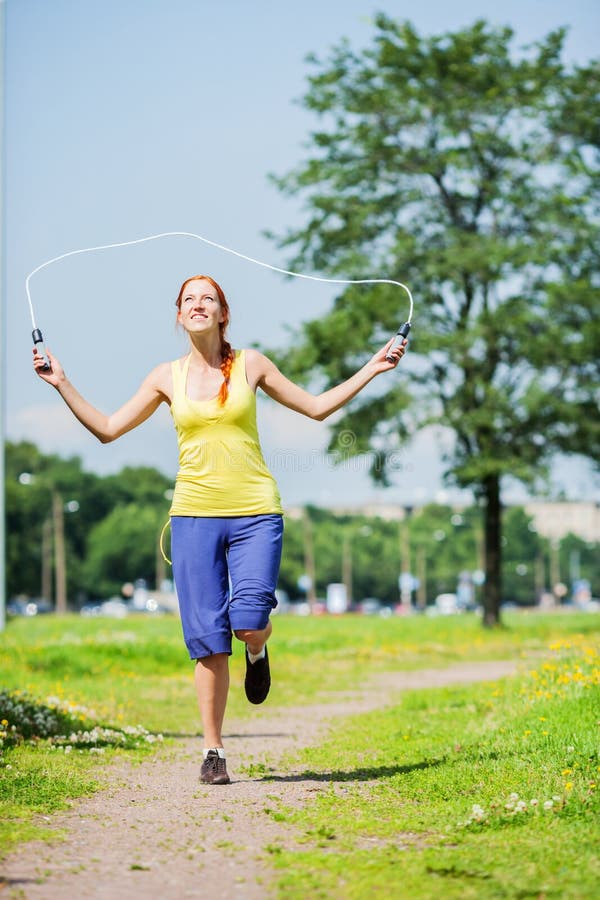 Salto Con La Cuerda Que Salta Imagen de archivo - Imagen de ejercitar ...