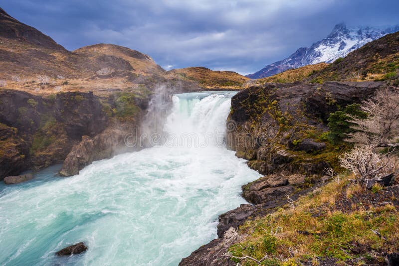 Salto Stor Vattenfall I Nationalparken Torres Del Paine, Patagonia ...