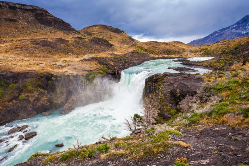 Salto Stor Vattenfall I Nationalparken Torres Del Paine, Patagonia ...