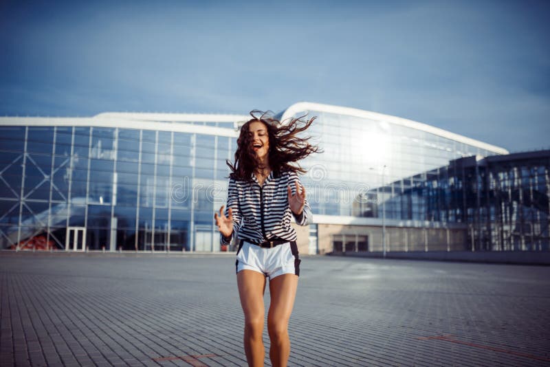 Salto Despreocupado Joven De La Mujer Imagen de archivo - Imagen de ...