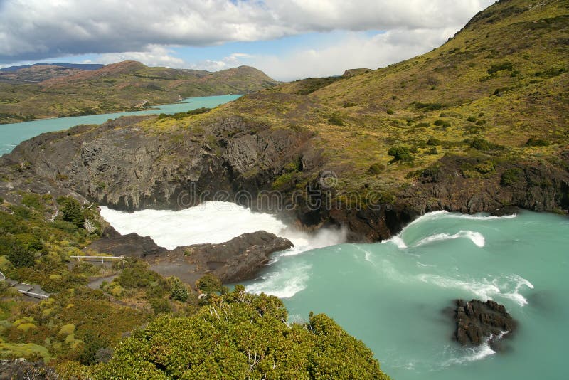 Salto Stor Vattenfall I Nationalparken Torres Del Paine, Patagonia ...